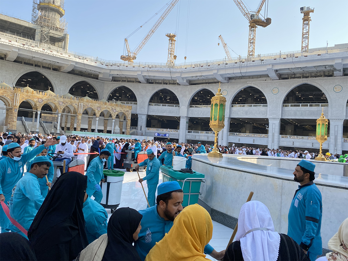 Melihat Pasukan Pembersih Lantai Masjidil Haram Dekat Kabah - Habadaily