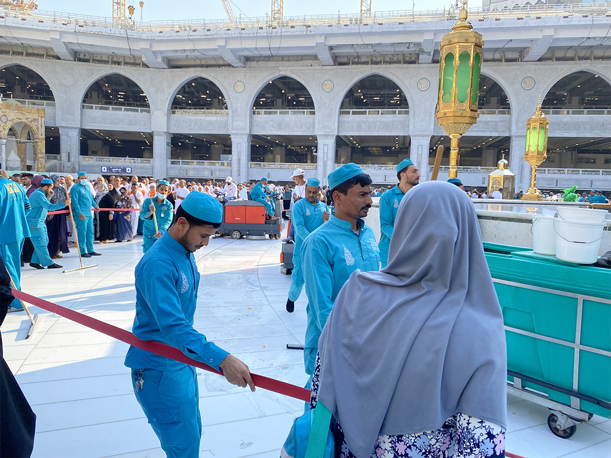 Melihat Pasukan Pembersih Lantai Masjidil Haram Dekat Kabah - Habadaily