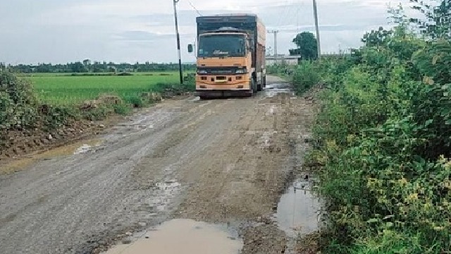 Dilintasi Truk Lebihi Tonase Jalan Glee Kuprai Gandapura Rusak Berat ...