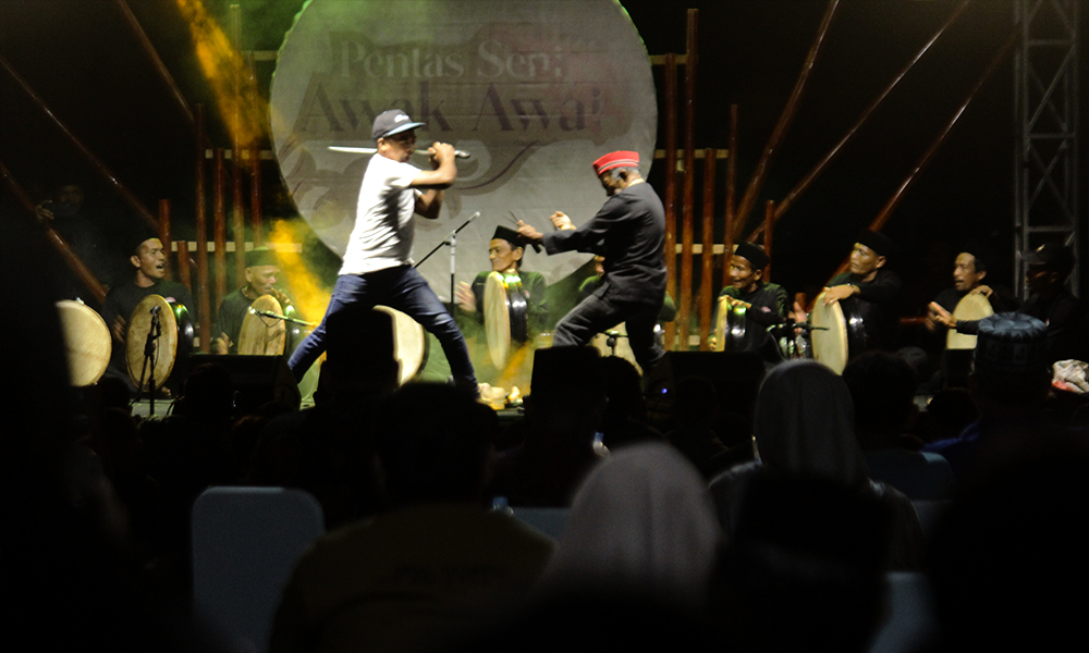 FOTO Atraksi Rapai Debus Sanggar Labang Donya Lamno - Habadaily